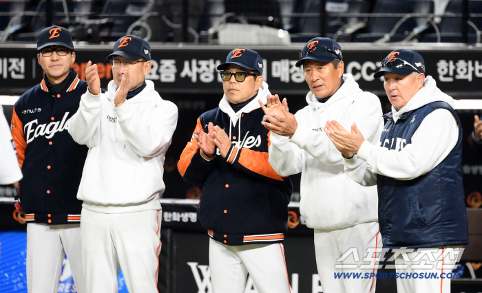 Coach Kim Kyung-moon and coaches who won the Korean Series for the ...
