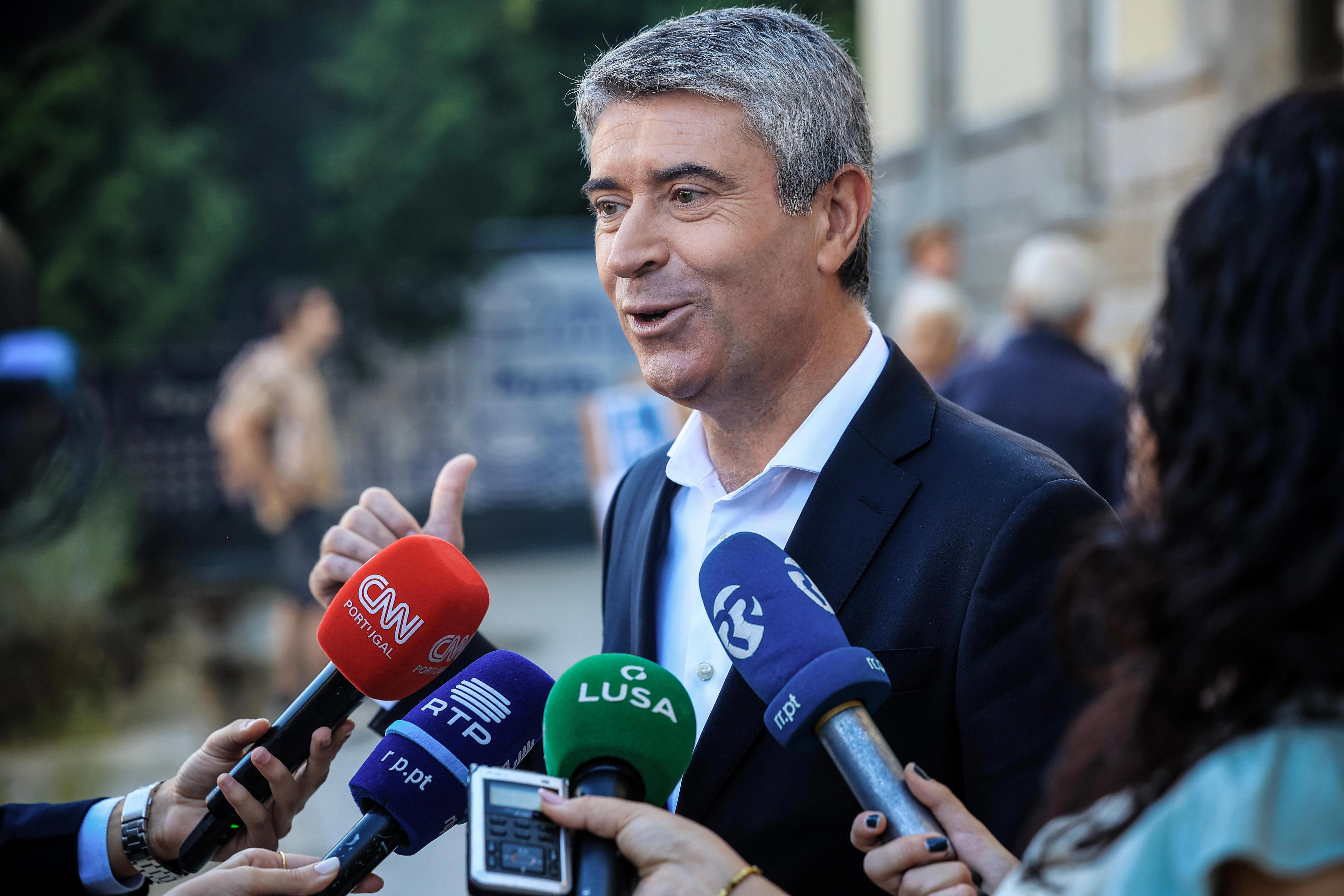 José Luís Carneiro desafia Luis Montenegro a demitir ministra da Saúde