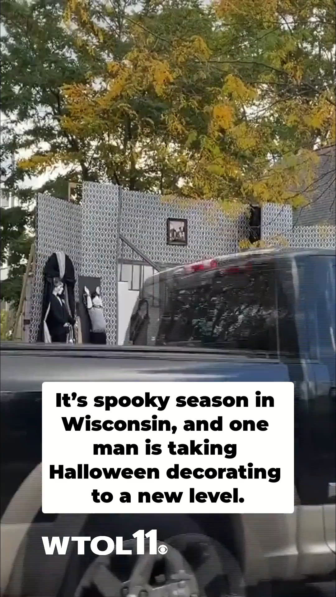 Wisconsin man recreates Addams Family living room in stunning Halloween ...