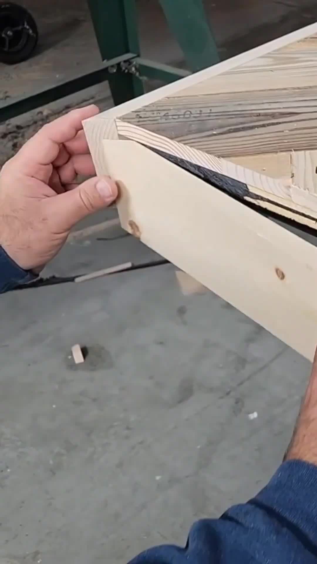 Totally transform a folding table with this pallet trick! 👀
