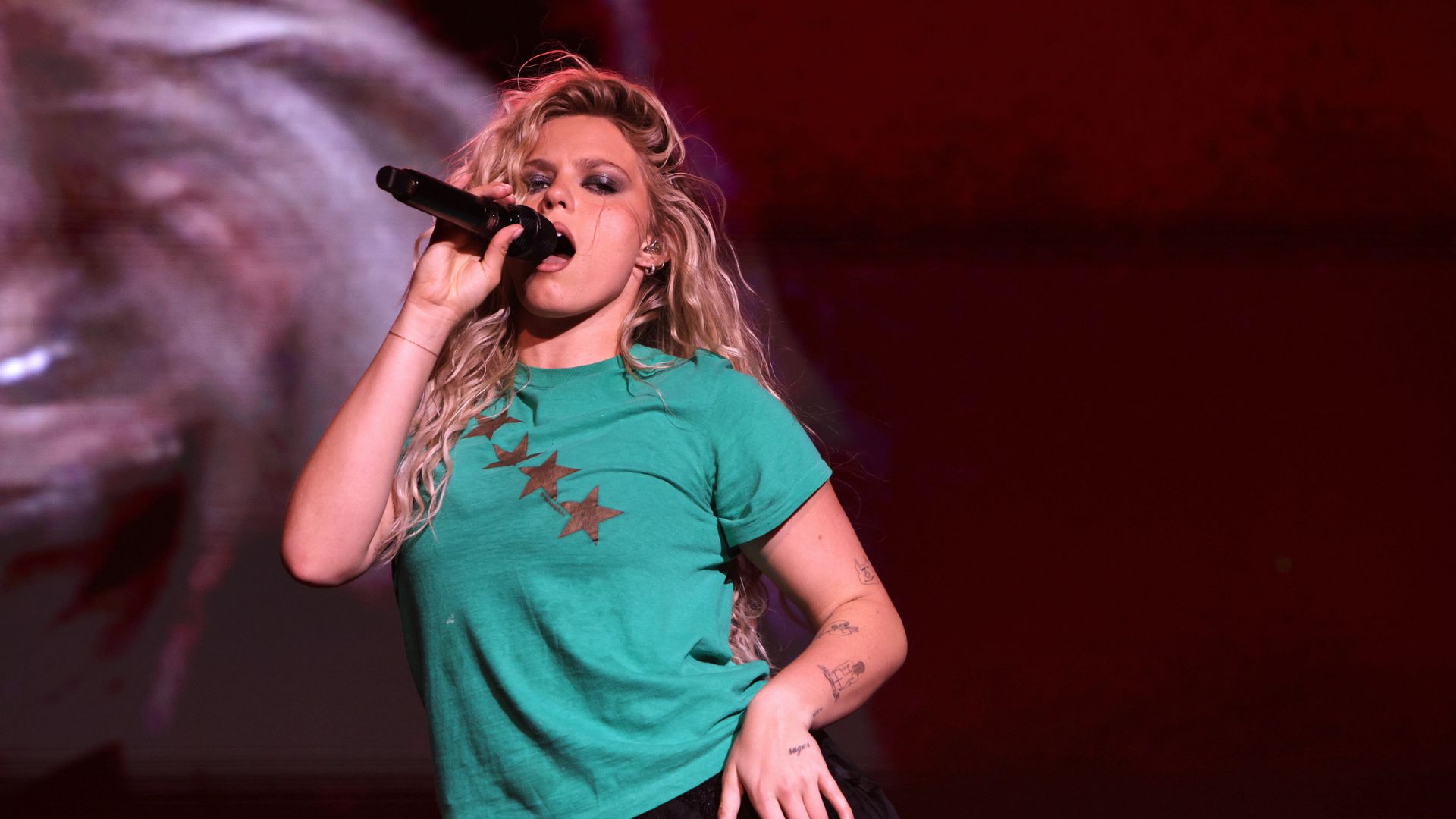 Reneé Rapp adia terceiro show por conta de doença: 'Ainda estou sem voz'