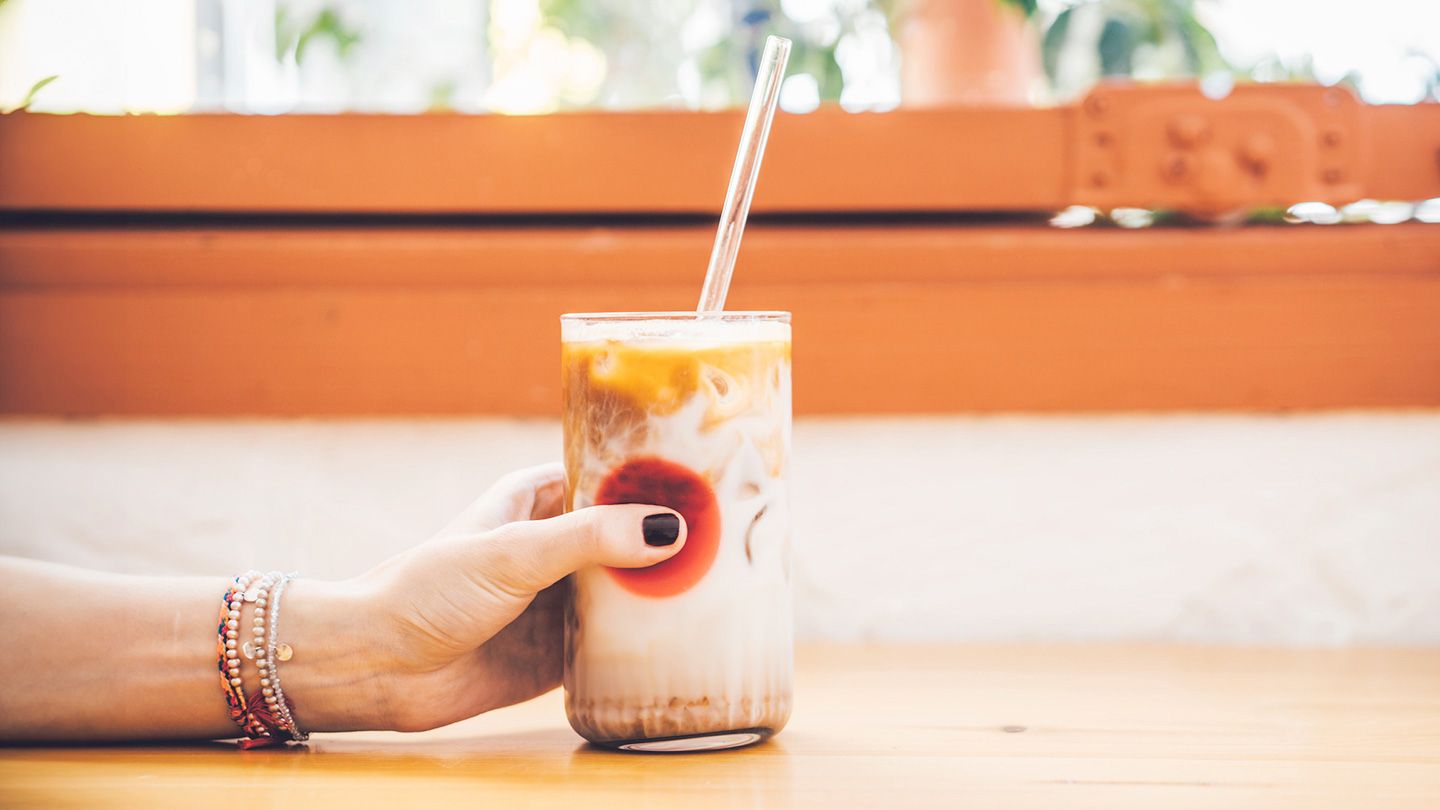 A Quick Reference Guide to the Calories, Carbs, and Sugar in Coffee and ...