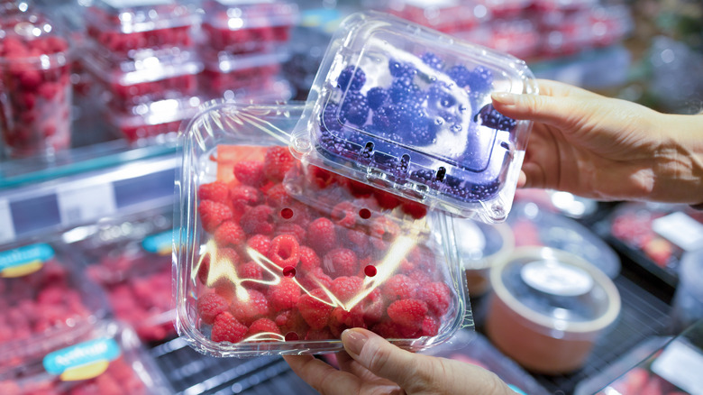 Why You Shouldn't Be Shaking Fruit Containers At The Grocery Store ...