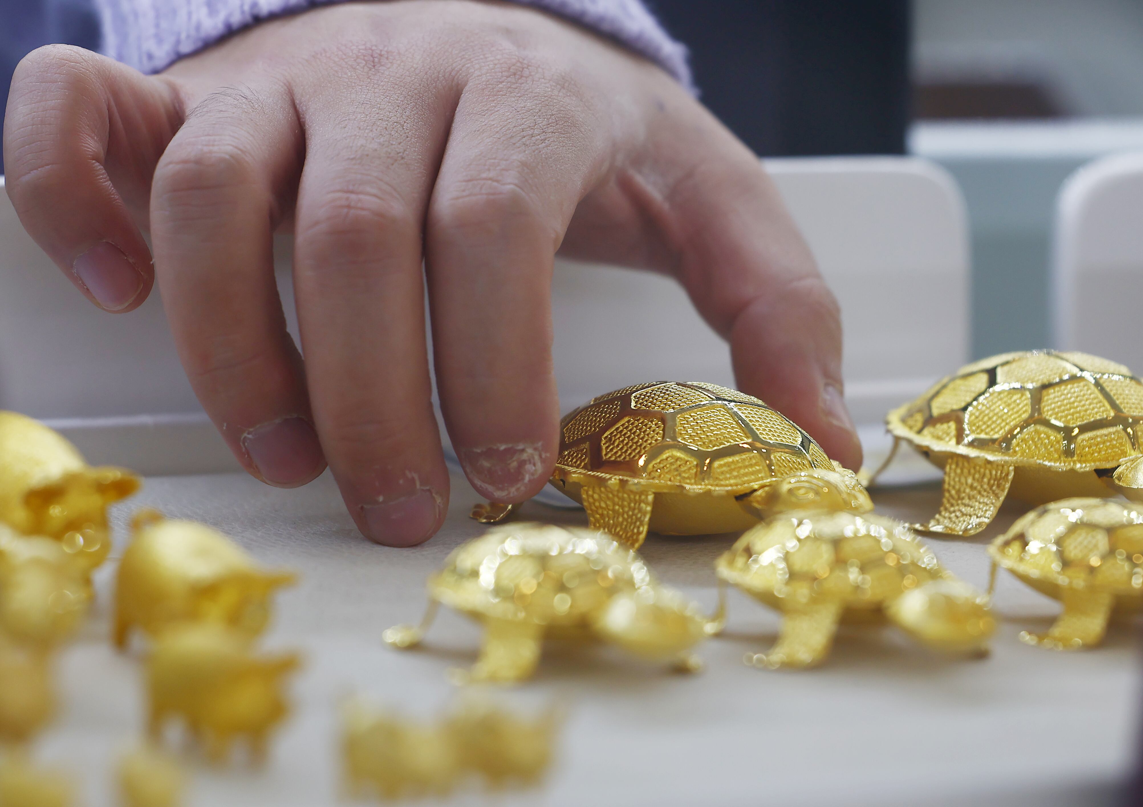 Gold Drops Below $4,000, South Korean ETFs Plummet