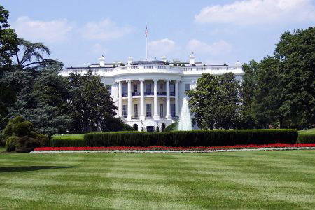 Klec u Bílého domu: Ministerstvo se bije za Trumpovu narozeninovou UFC show
