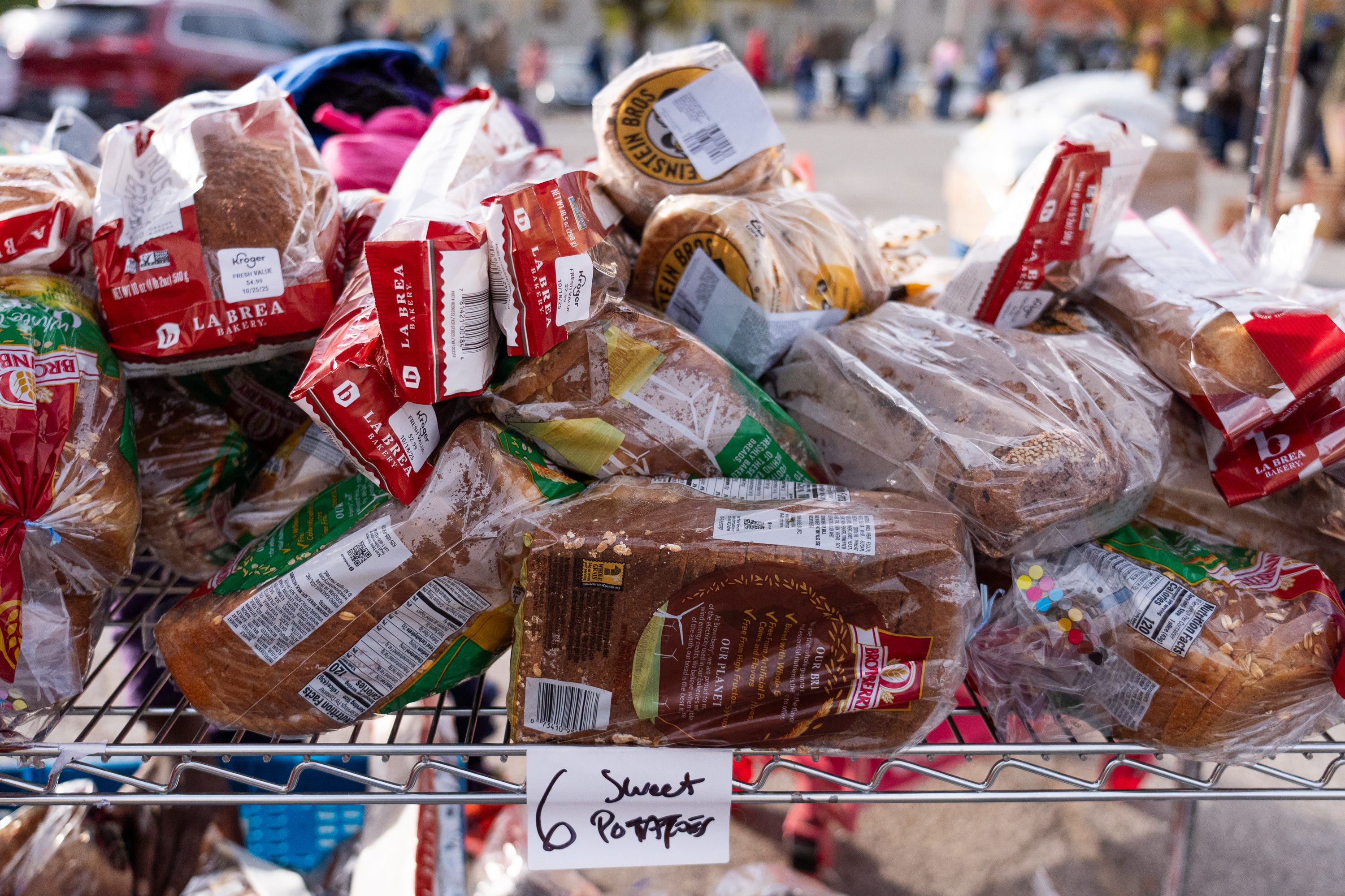 Ahead of Thanksgiving, here's how to find Indy food pantries open near you