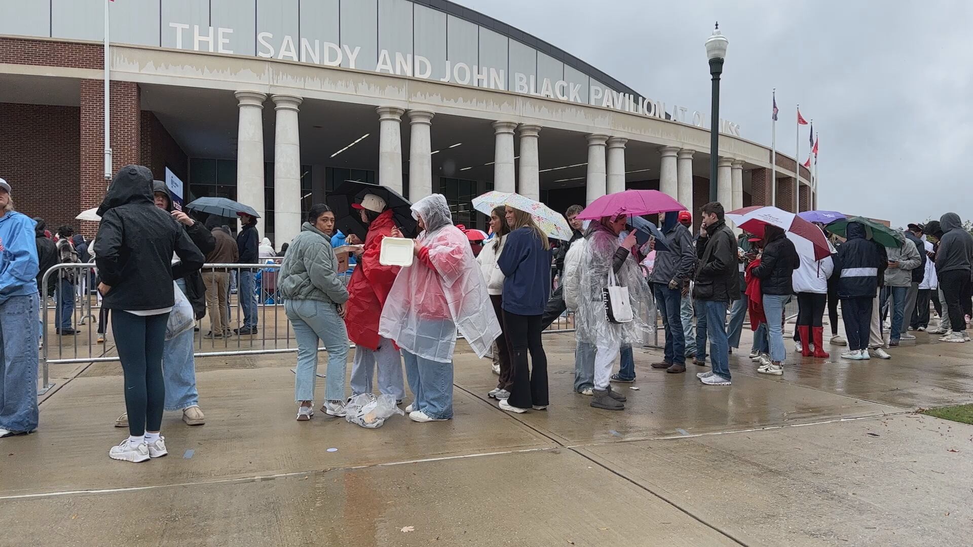 Students at Ole Miss stand in line for hours despite rain, cold to ...