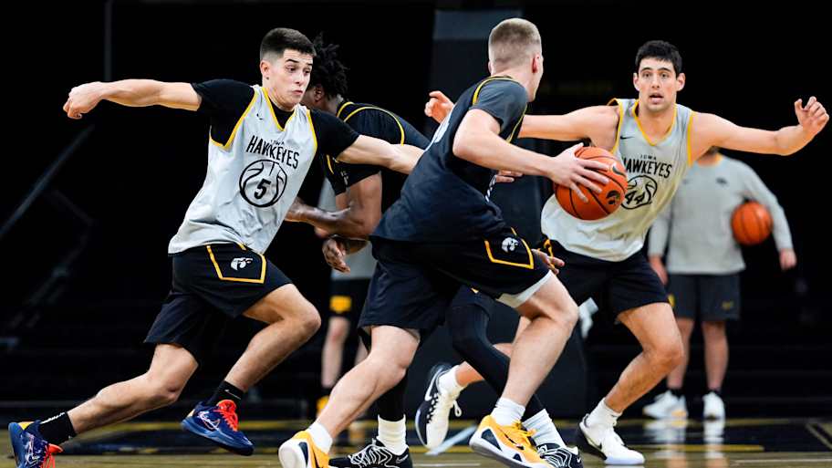 CBS Sports ranked Bennett Stirtz as a top 15 player in college ...