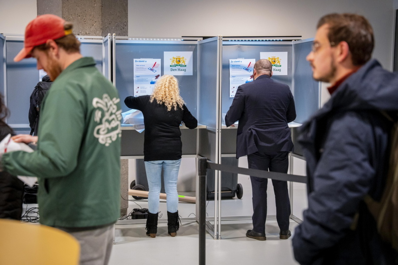 Ολλανδία: Πρώτο το κεντρώο φιλελεύθερο κόμμα D66, σύμφωνα με τα exit ...