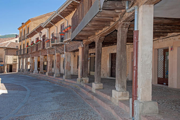 Cordero asado en horno de leña, tortas de chicharrones y caldereta de ...
