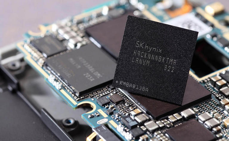 Samsung warns chip supplies are tight as memory shortages hit phones ...
