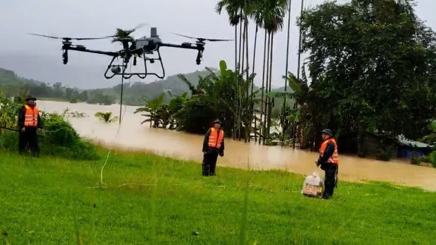 Dùng ròng rọc, drone tiếp tế cho người dân bị cô lập