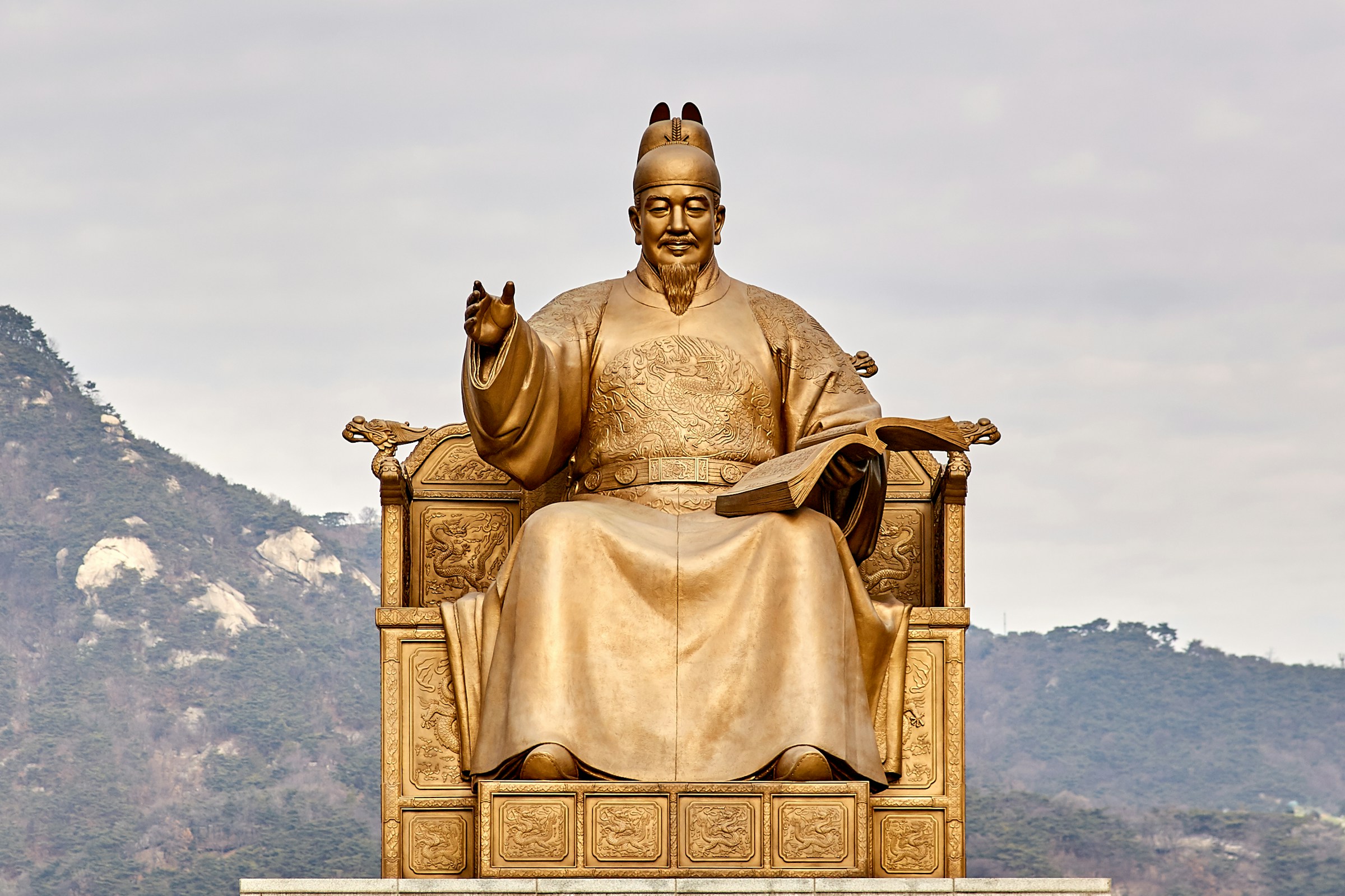 14 Unusual Traditions of Royal Families in Asia