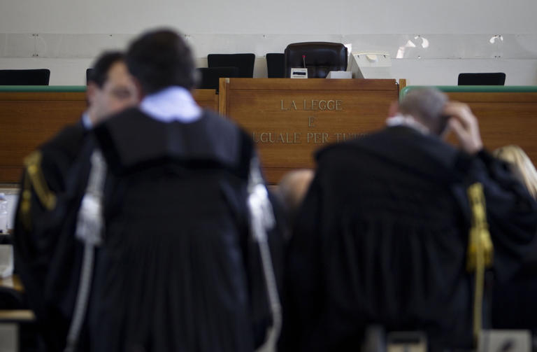 White House told to bring back sign-language interpreters, judge rules