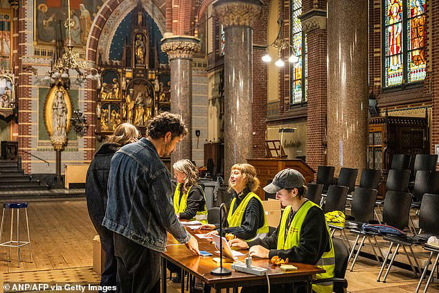 Dutch parliamentary election on a knife edge between right-wing party ...