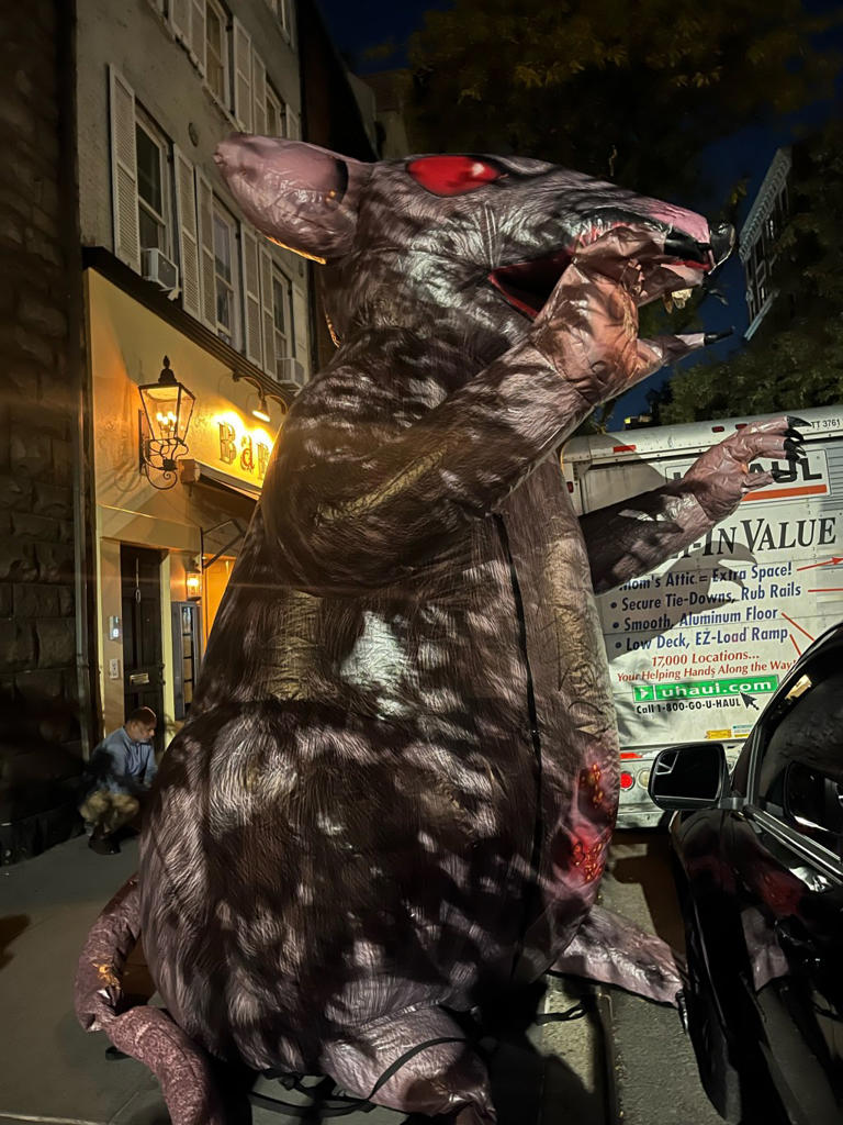 ‘Scabby the Rat’ mascot slashed outside reopening of iconic NYC eatery ...