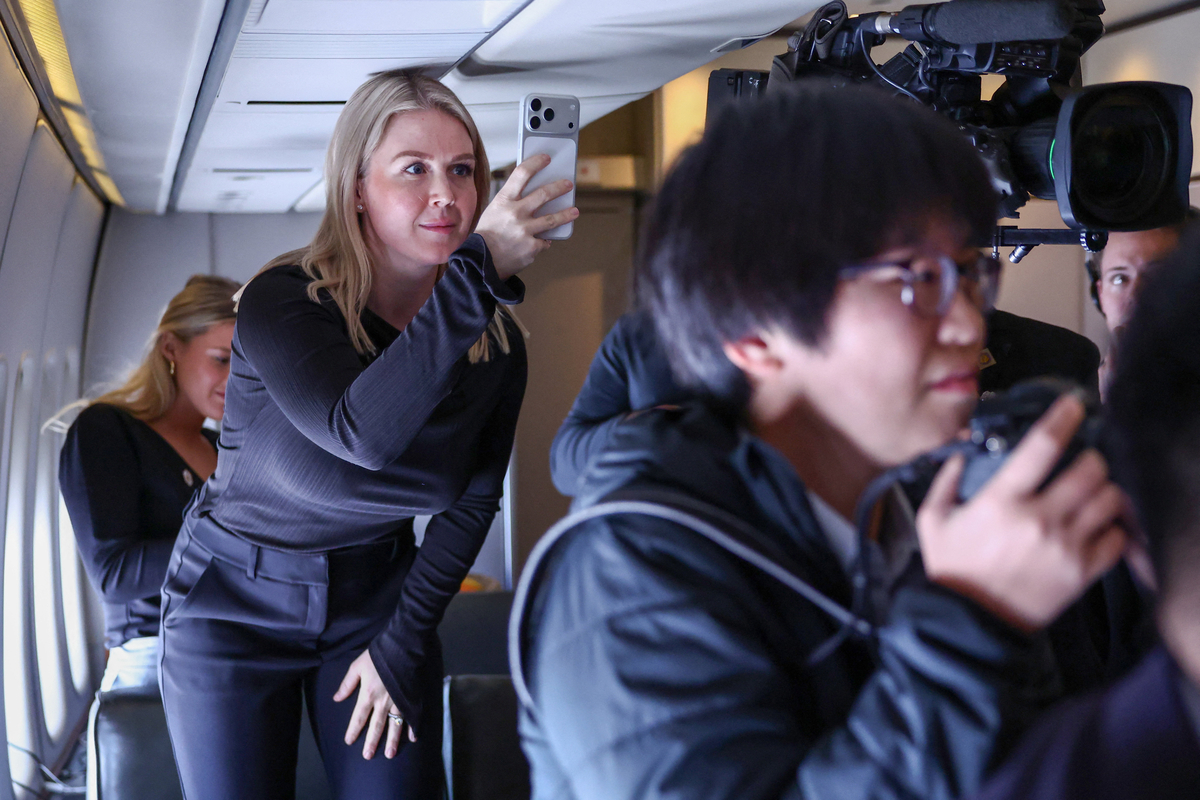 [경주 APEC]사진 속 “올리브영 단독기획”···97년생 백악관 대변인, ‘K화장품 인증샷’