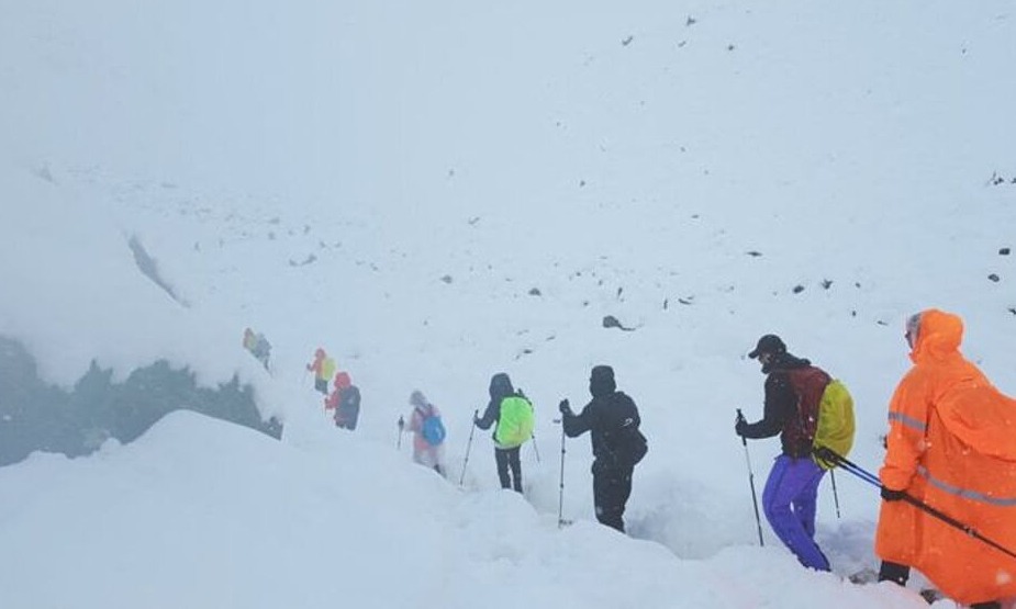 Heavy snowfall from cyclone winds halts Everest tourism in Nepal, Tibet