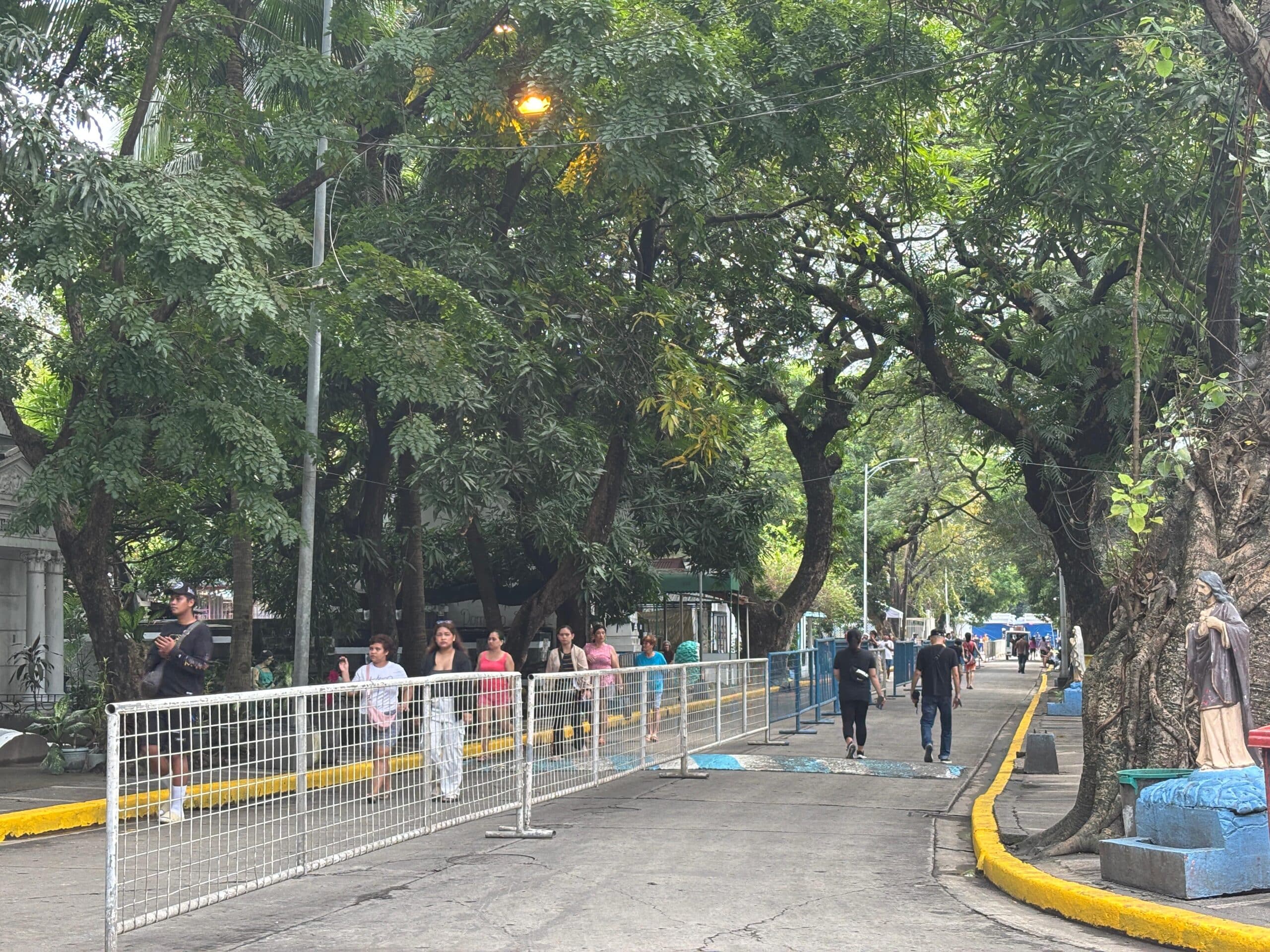 Manila South Cemetery draws 2,000 visitors