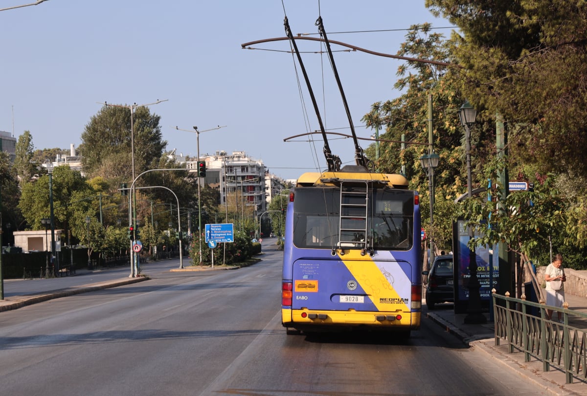 Φωτιά τώρα σε τρόλεϊ στο κέντρο της Αθήνας