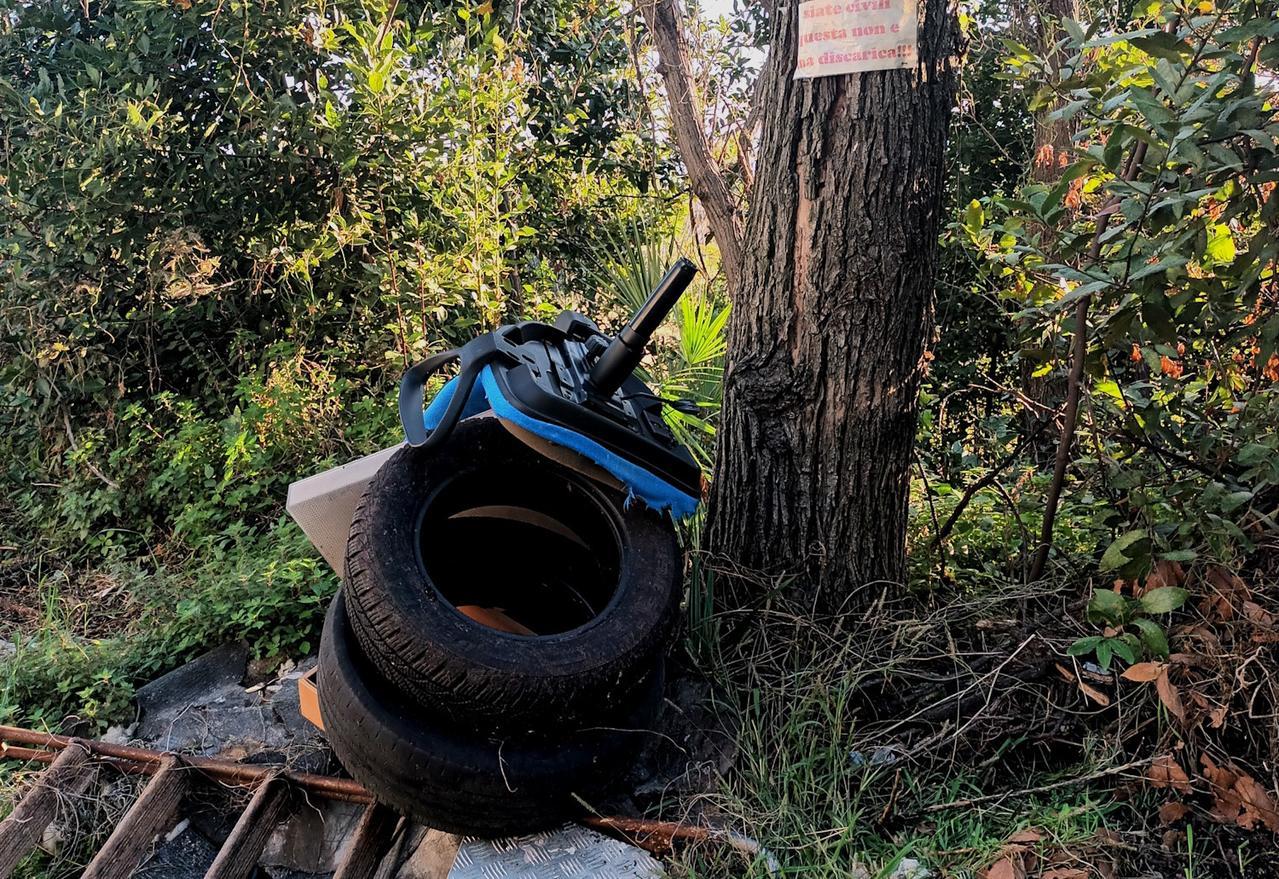 Discarica a cielo aperto nel verde nonostante il cartello anti incivili