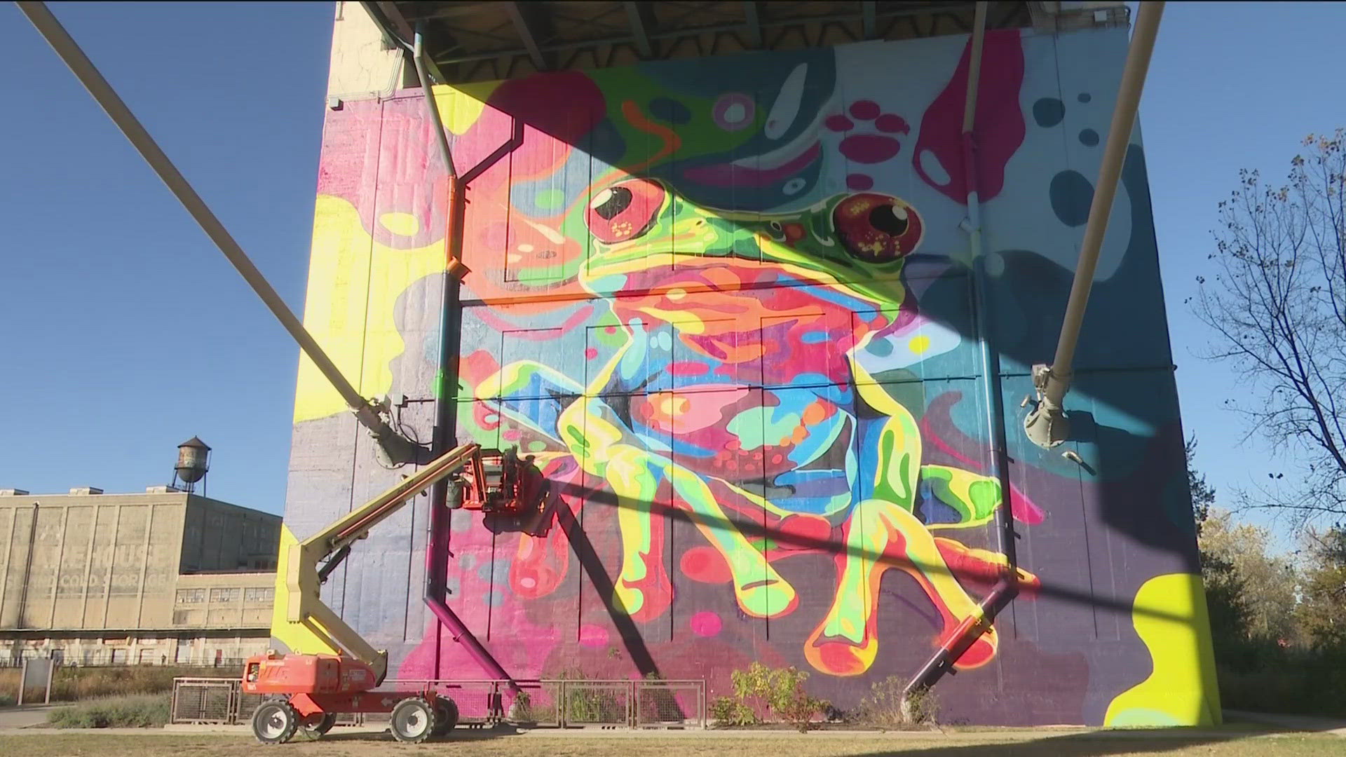 Toledo mural artist finishes up latest work at Middlegrounds Metropark