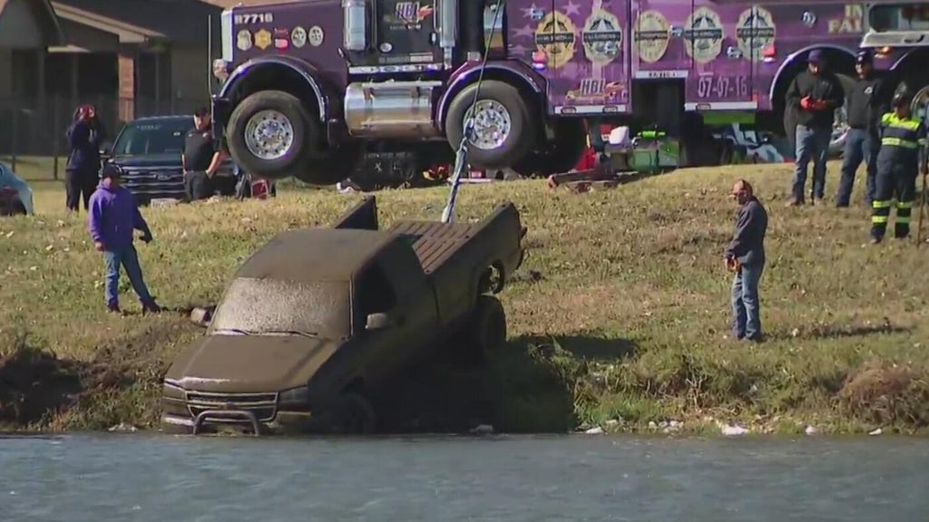 Dallas police recover 8 submerged vehicles in Oak Cliff lake operation
