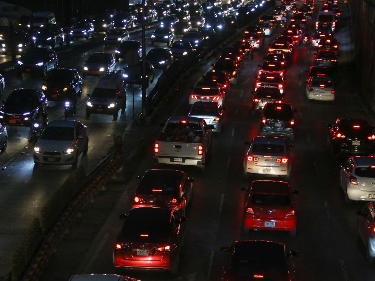 ¿Eres de los que manejan de noche? Aprende a mejorar la visión nocturna