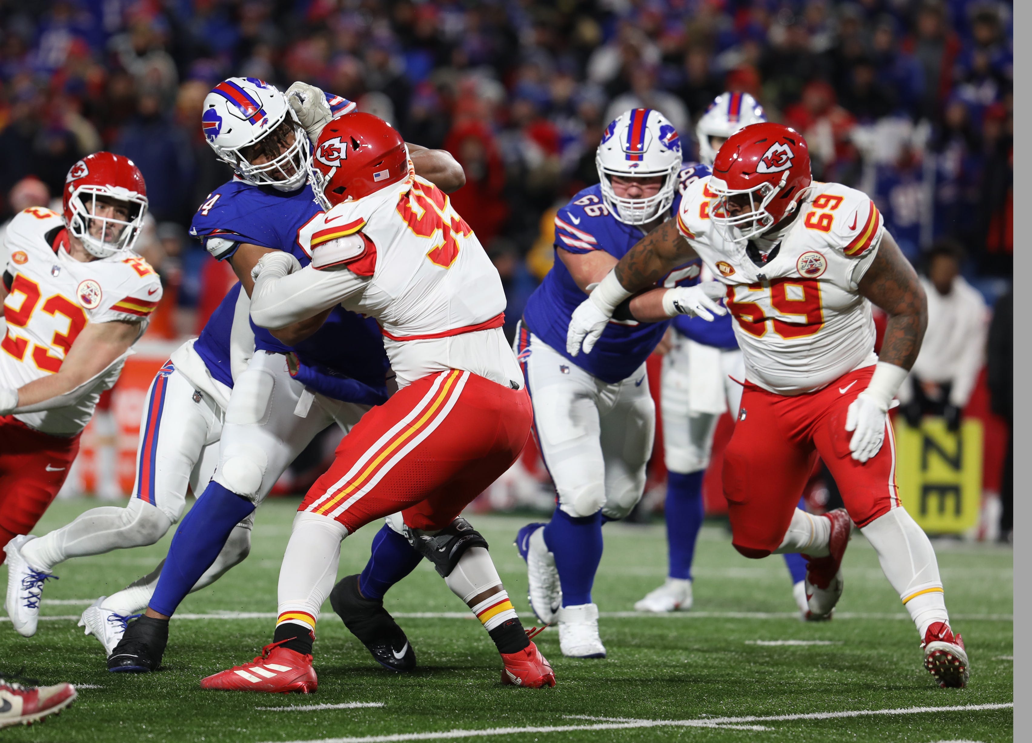WATCH: Chiefs DL Chris Jones, Mike Pennel horse around at practice ...