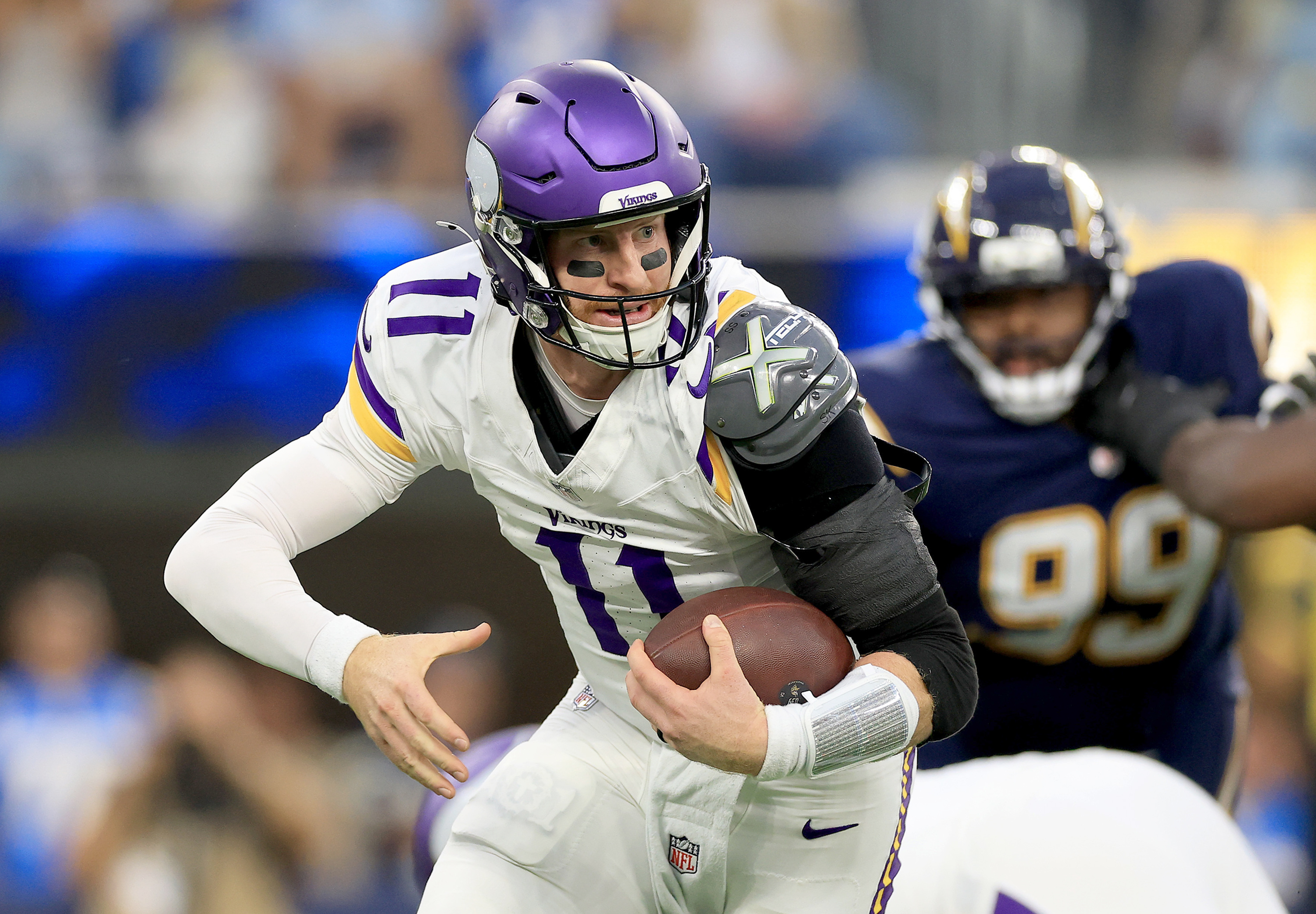 Carson Wentz defends Vikings’ decision to keep him in game despite ...