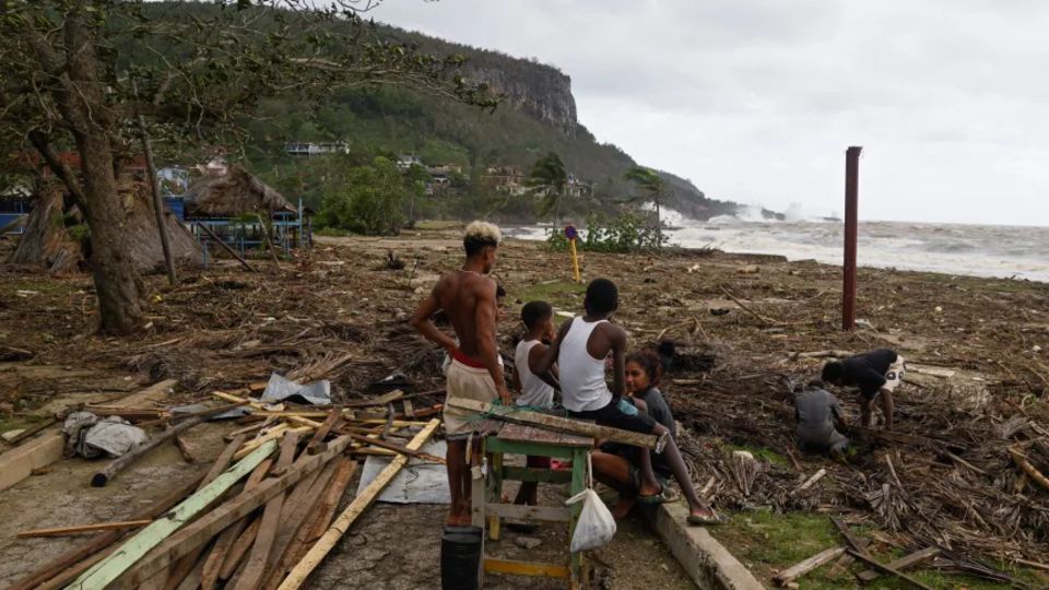 El huracán Melissa deja destrucción a su paso por el Caribe
