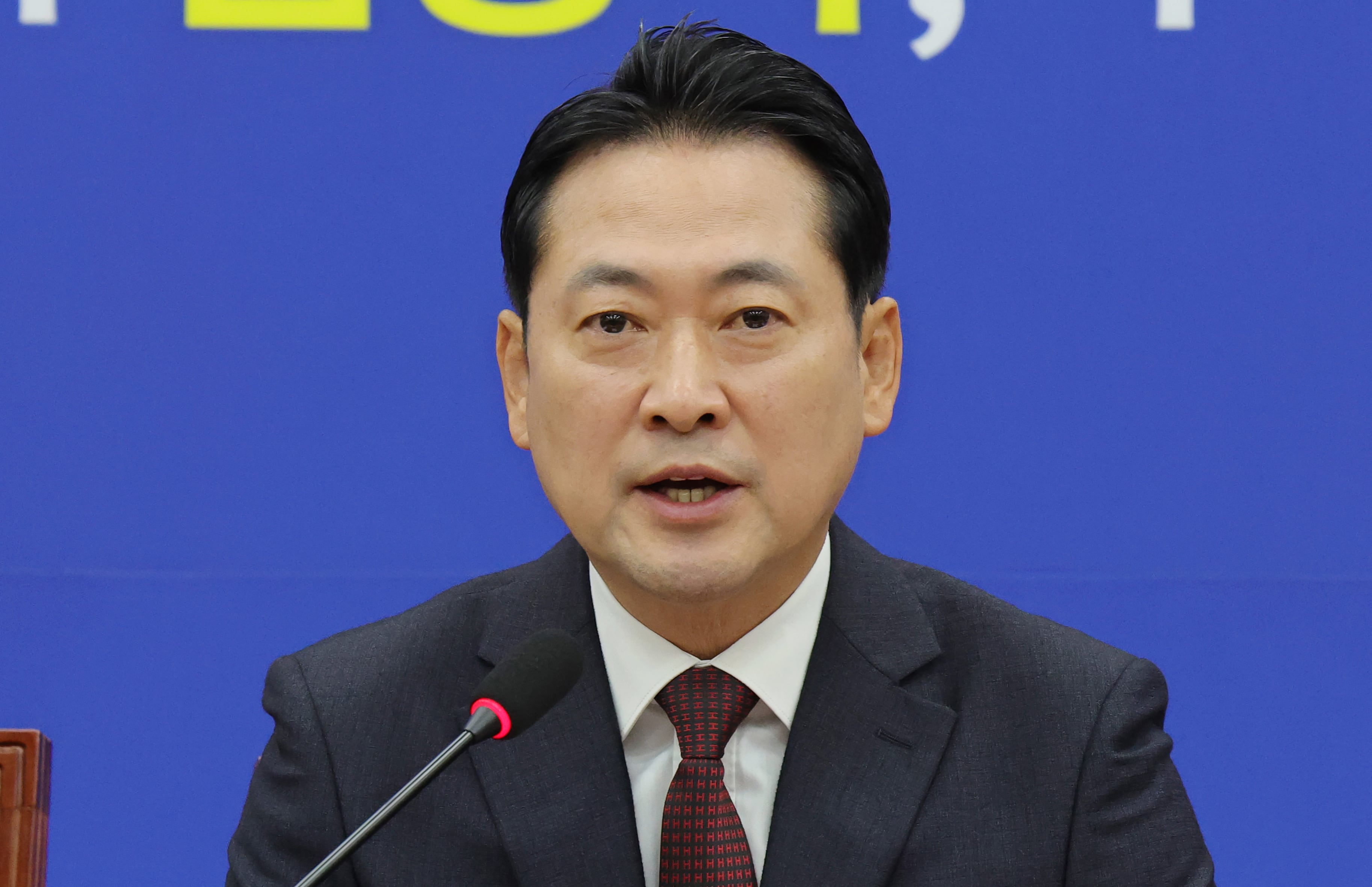 Parties Clash Over Jang Dong-hyeok's Bail Ruling and Lawyer Call