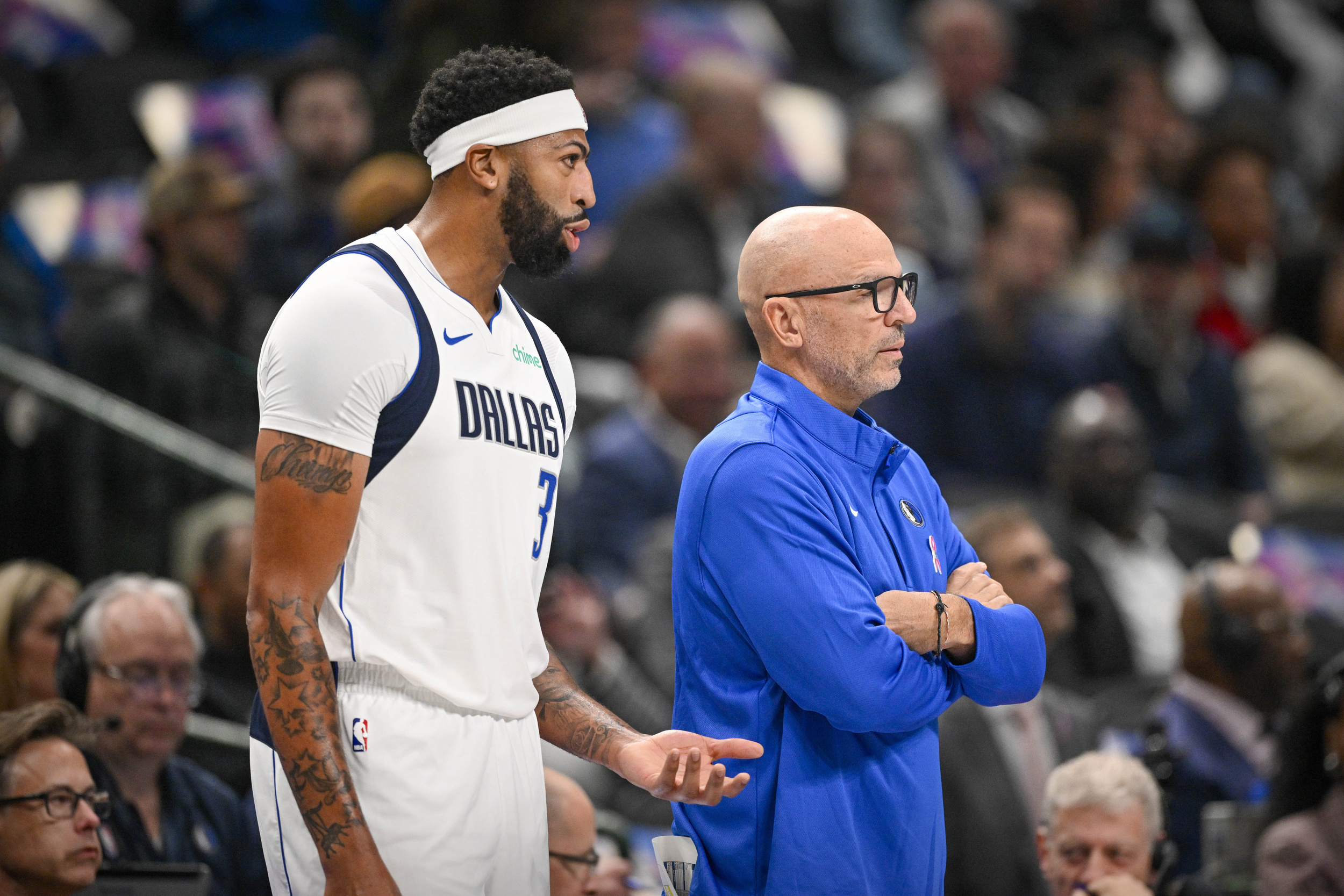 Mavericks' Anthony Davis leaves Wednesday's game with soreness in left leg