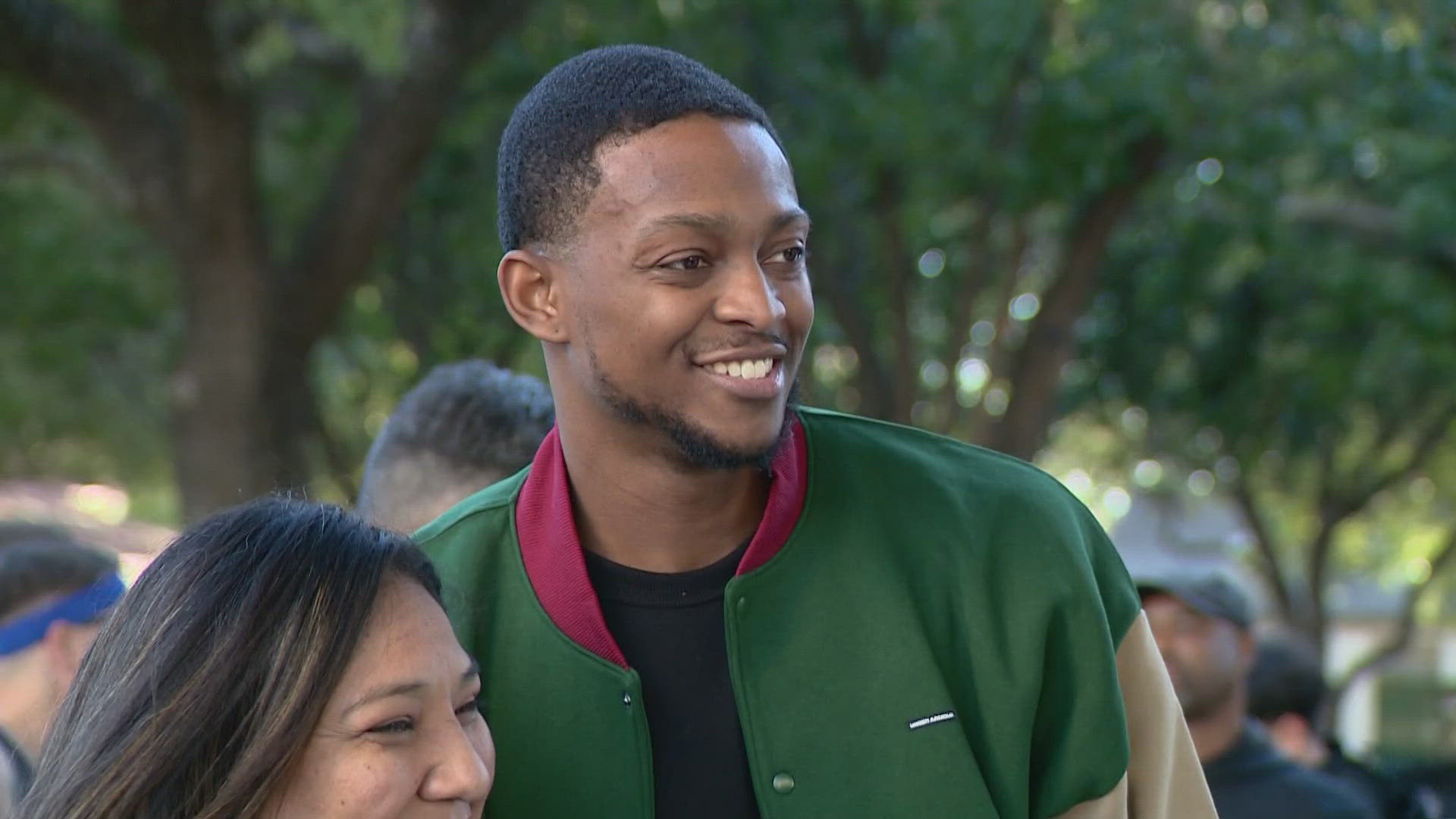 De’Aaron Fox pulled up to surprise San Antonio Spurs fans at Hemisfair