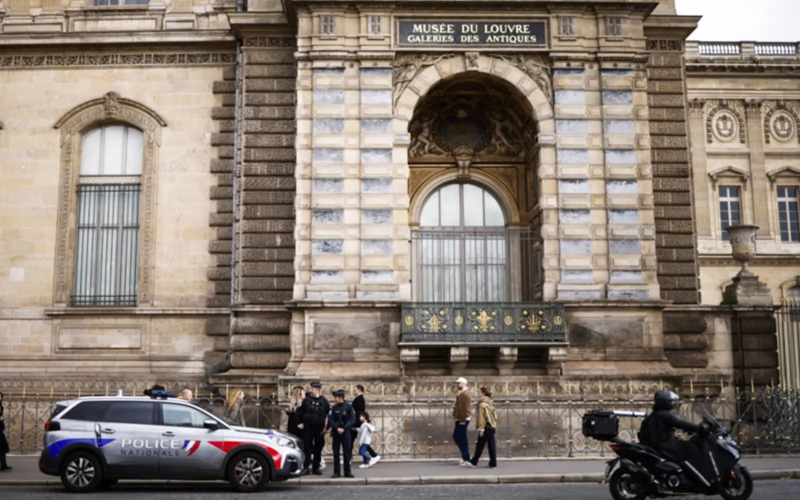 Louvre museum will need years to fix security issues