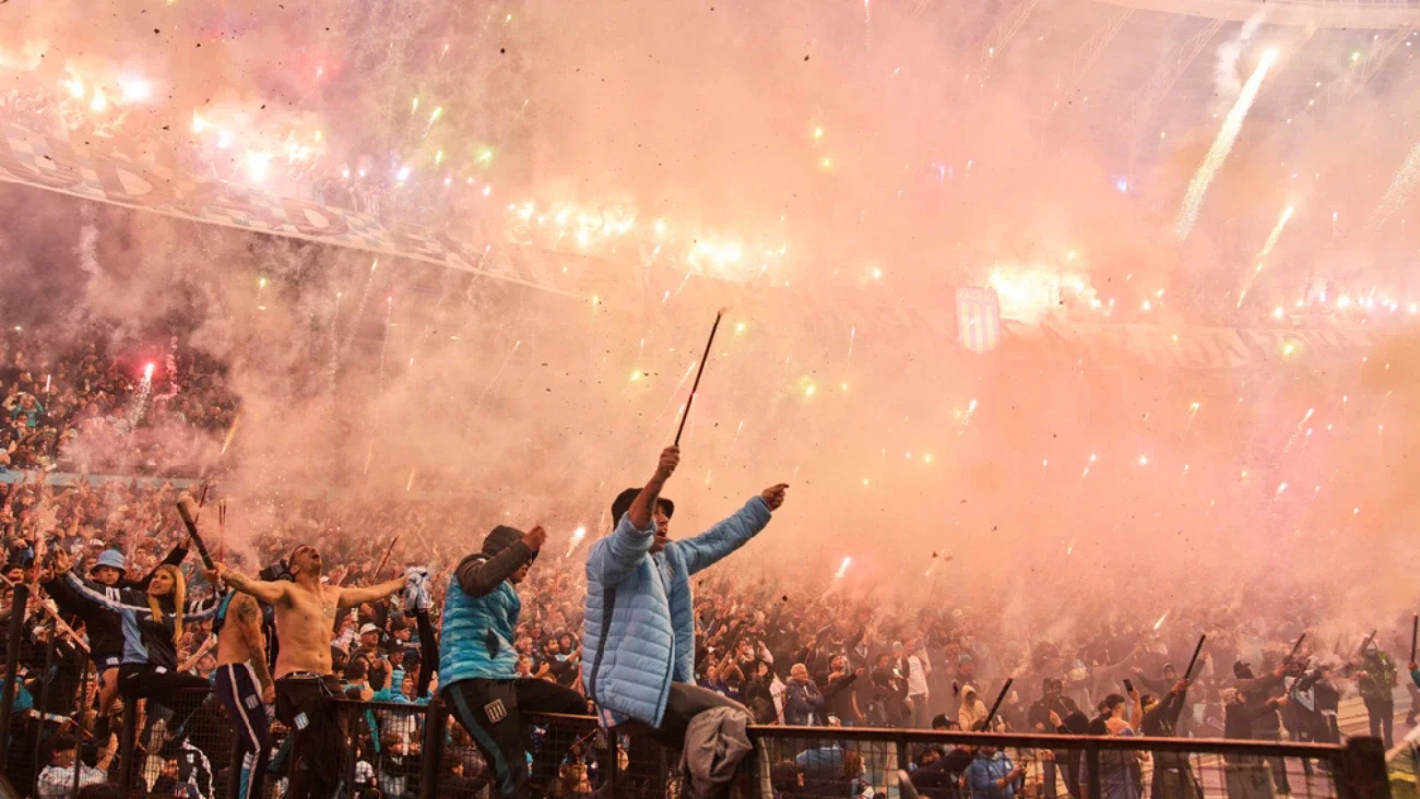 Bengalas, humo y pasión: el Cilindro de Avellaneda vibró con un ...