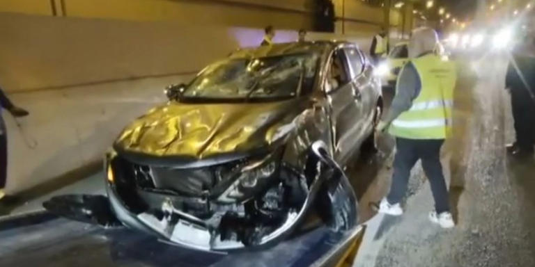 Τροχαίο στην Αττική Οδό: Οδηγός έχασε τον έλεγχο του ΙΧ και προσέκρουσε ...