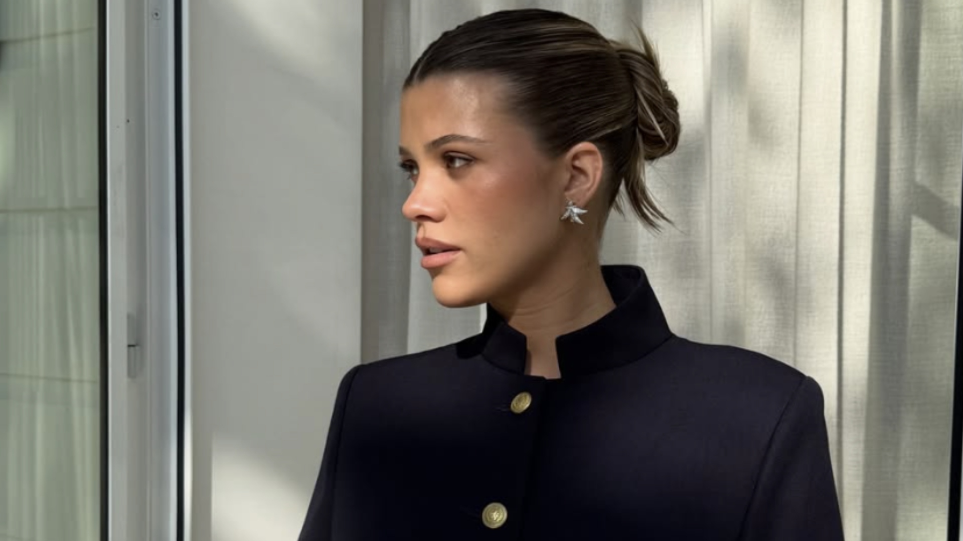 Grávida, esta modelo exibe com elegância sua barriga de grávida.