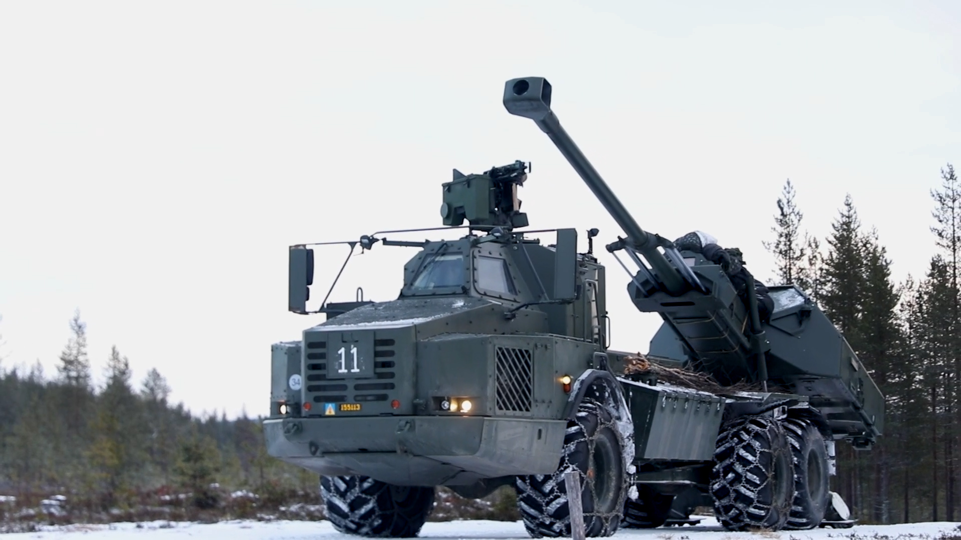 Armee-Übung mit scharfer Munition im verschneiten Winter