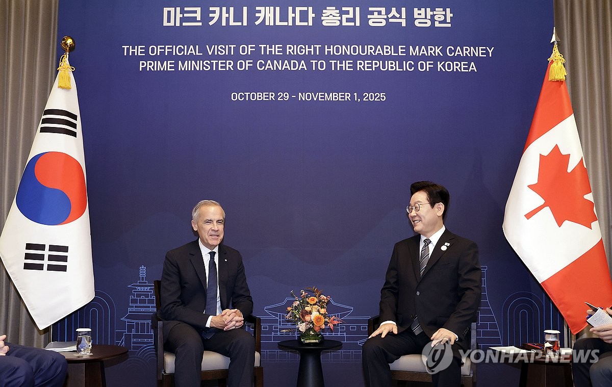 (LEAD) [APEC 2025] Lee, Canadian PM agree to bolster defense, security ...