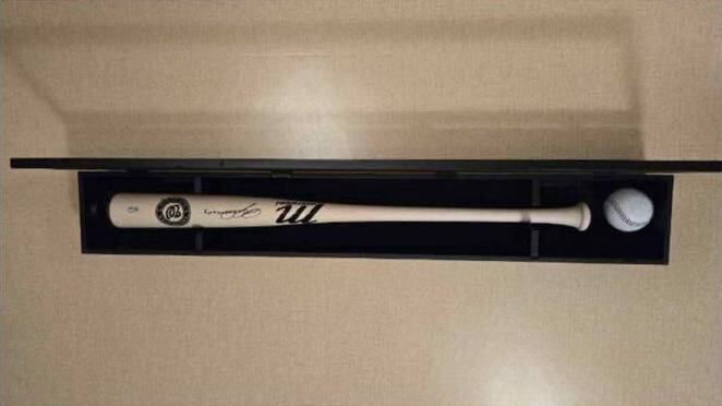 Trump Exchanges Silla Crown, Baseball Bat with Lee
