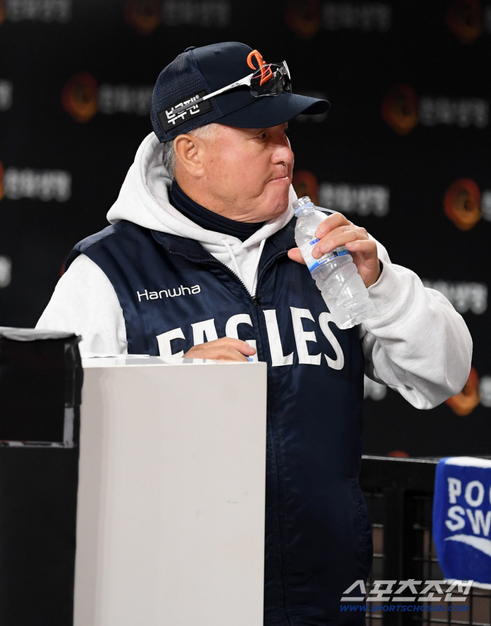 Hanwha manager Kim Kyung-moon is thirsty for a win