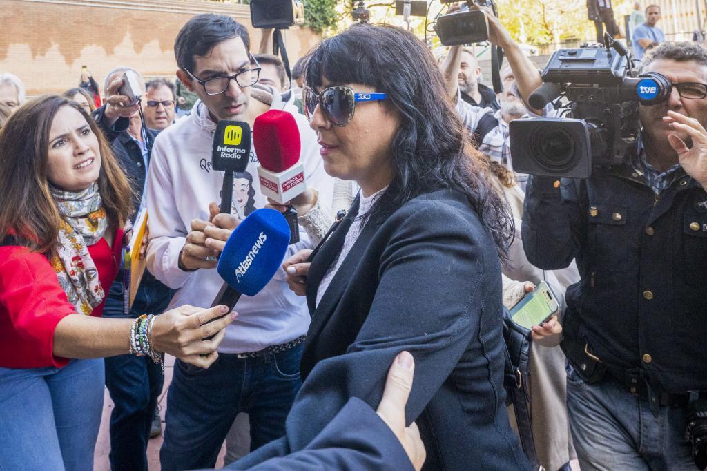 Juana Rivas, antes de declarar en el juicio acusada de sustraer de ...