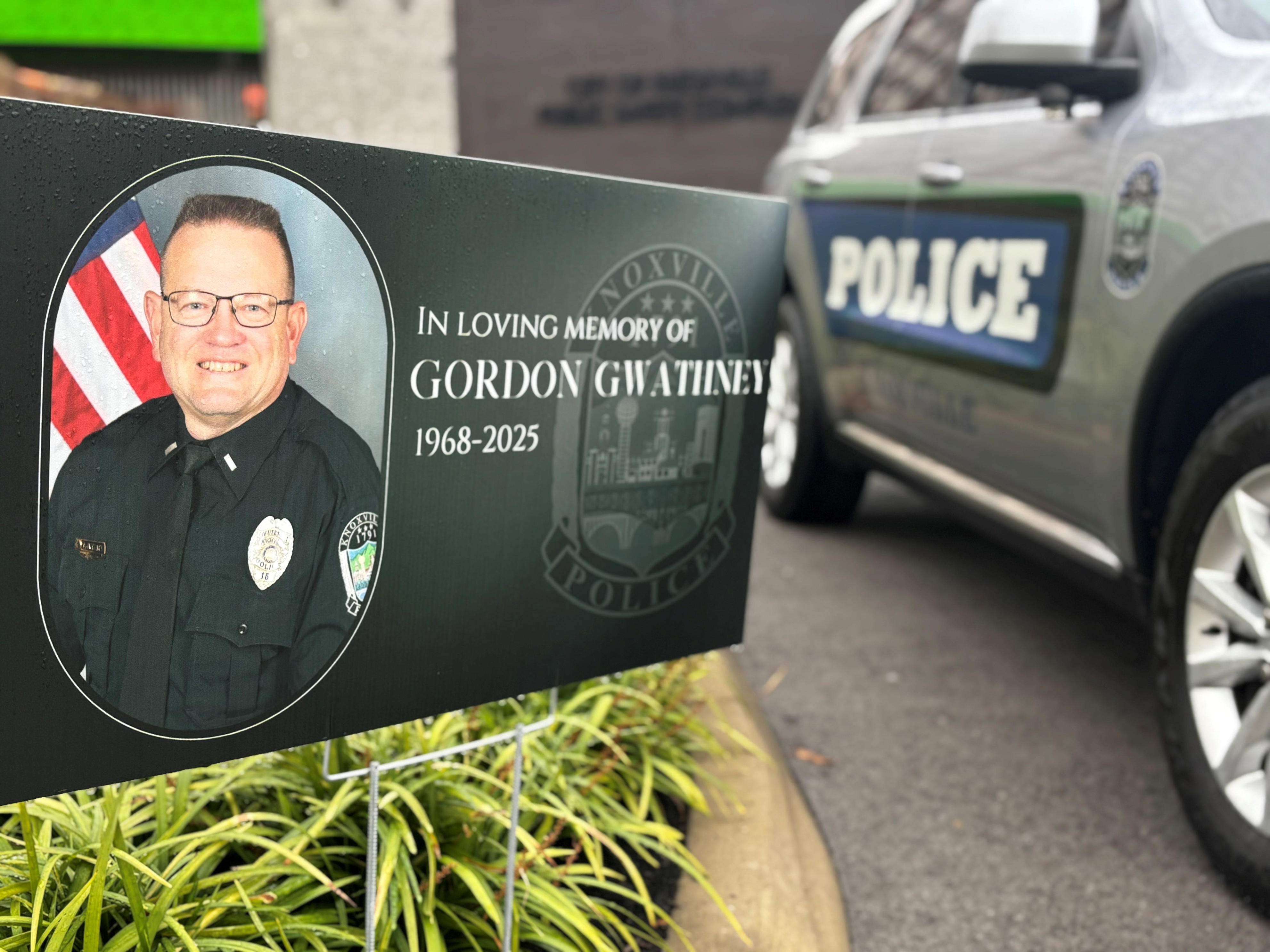 Knoxville police Lt. Gordon Gwathney died after his kayak tipped on ...