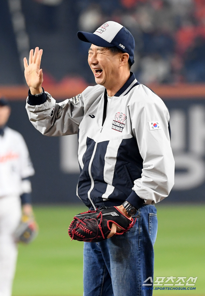 Nam Hee-seok, the first pitchman for the 1999 Korean Series, hopes to win the Hanwha Eagles