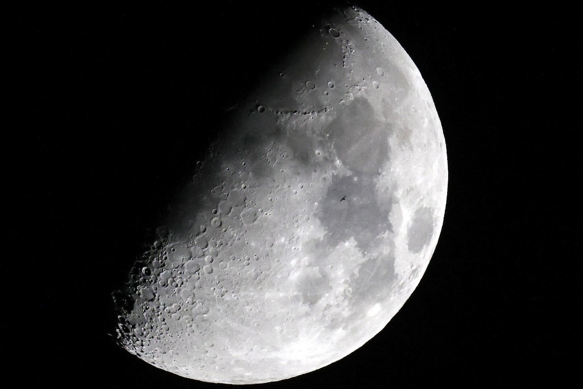 Alien life on the moon? New findings say maybe