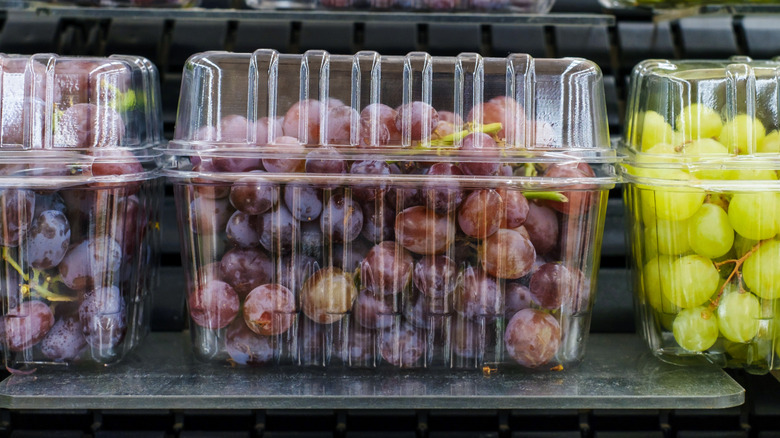 How To Pick Out The Freshest Grapes At The Grocery Store (And Identify ...