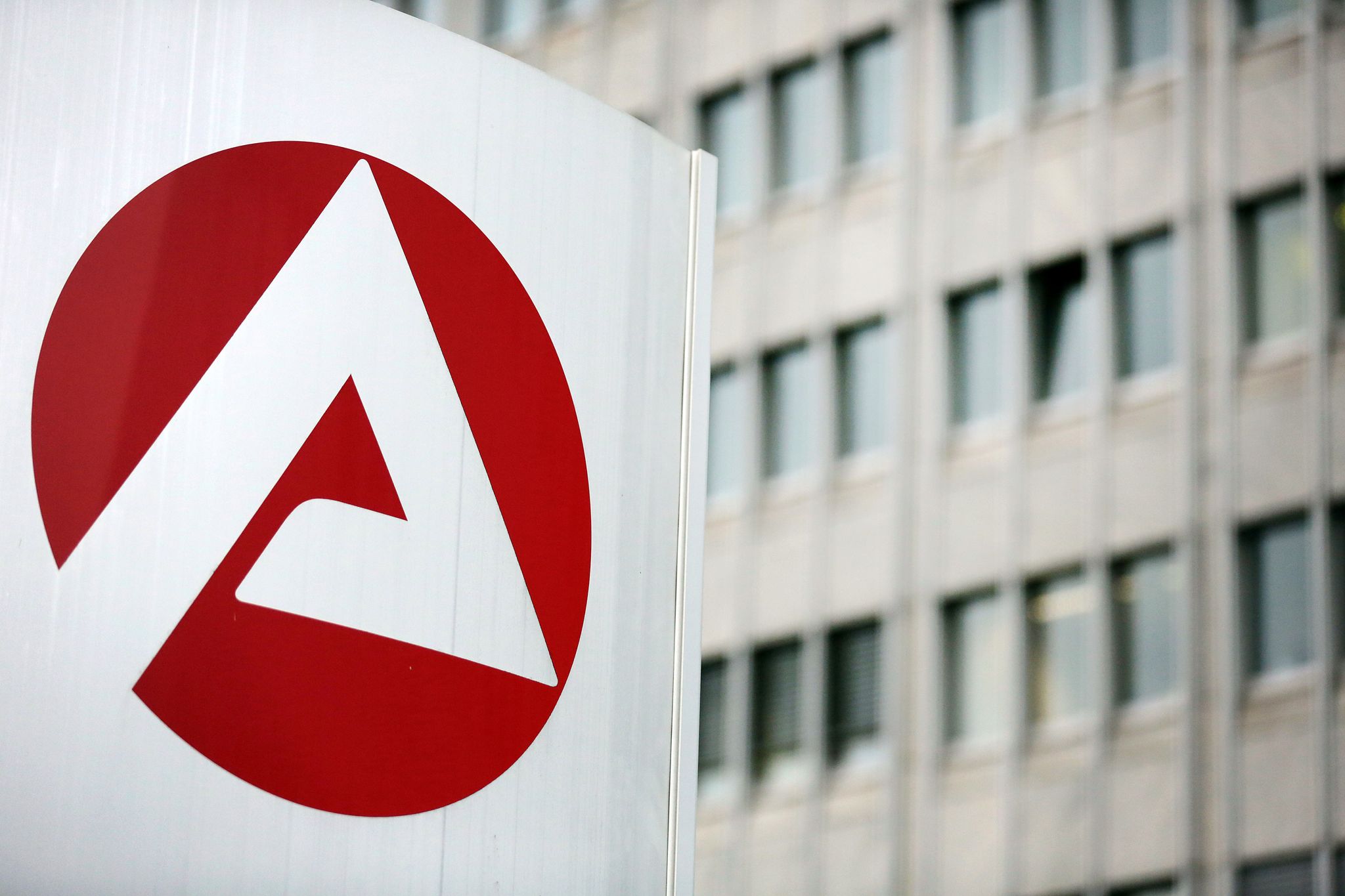 Talsohle mit Klebstoff - Arbeitsmarkt verharrt im Tief