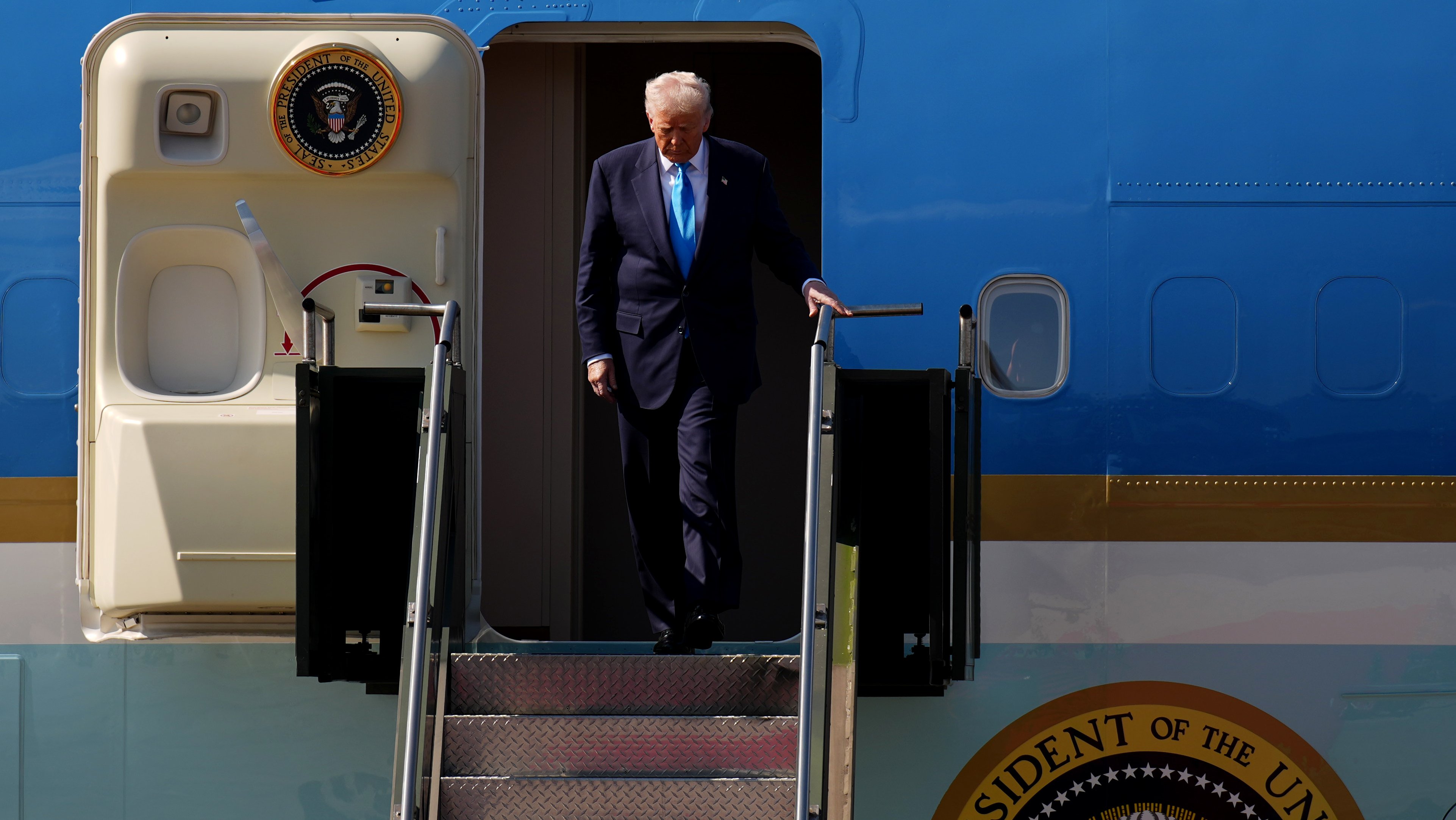 Dziwne zachowanie Donalda Trumpa. Potrzebował "przewodnika", przeoczył ...