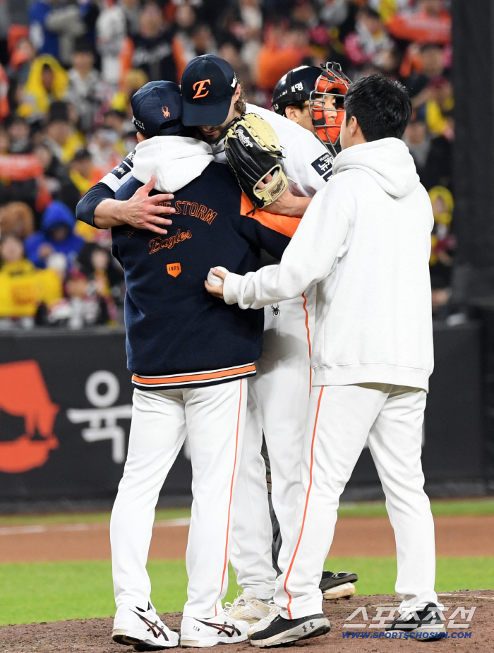 Coach Weiss Yang Sang-moon, a hot hug